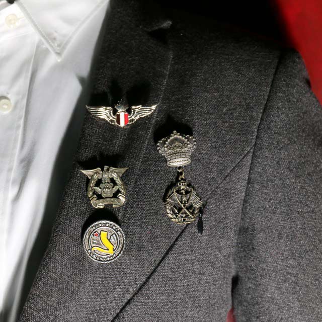 How to Choose Right Lapel Pins Wear on Your Tuxedo or Suit？